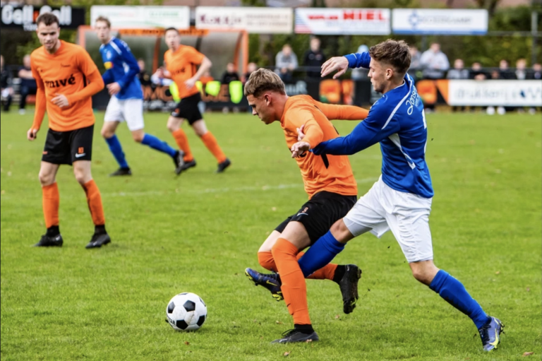 Voorwaarts schiet uit z'n slof - Voetbal